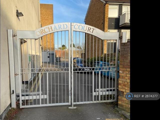 Orchard Court, Potters Bar, EN6 2 bed flat to rent £1,550 pcm £358 pw