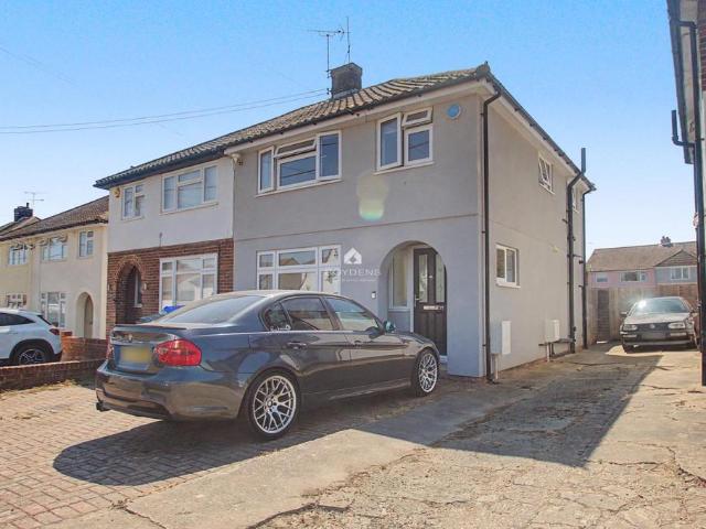 Orchard Drive, Braintree CM7 3 bed terraced house to rent £1,575 pcm £363 pw