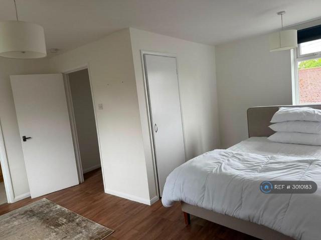Orchard Lane, East Molesey, KT8 Studio to rent £2,140 pcm £494 pw