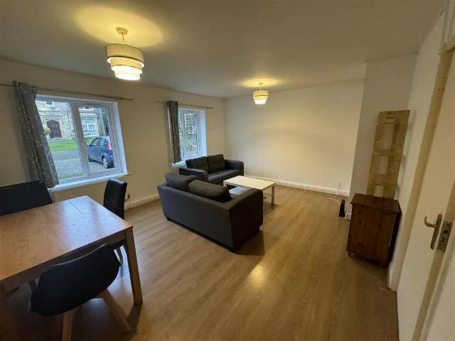 Orchard Lodge, North Hill Road, Leeds. 3 bed flat to rent £1,140 pcm £263 pw