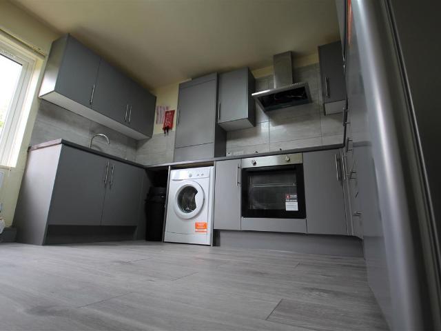 Orchard Lodge, Hyde Park, Hyde Park, Leeds LS6, 3 bed flat to rent, £1,820 pcm | PrimeLocation
