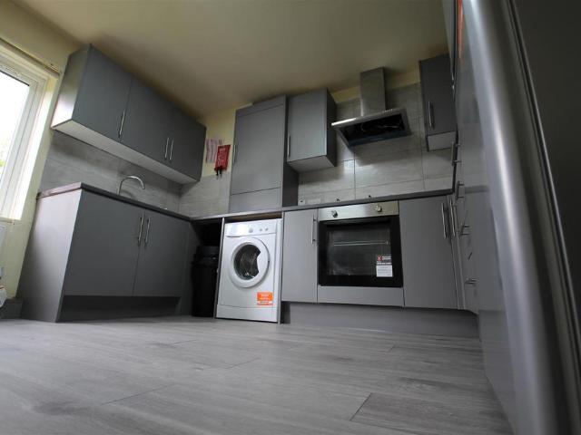 Orchard Lodge, Hyde Park, Leeds, LS6 2EN 3 bed apartment to rent £1,820 pcm £420 pw