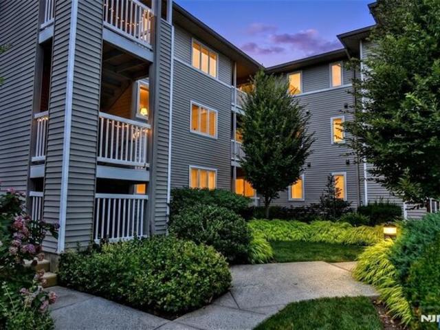 Orchard Park, Allendale, Condo For Sale