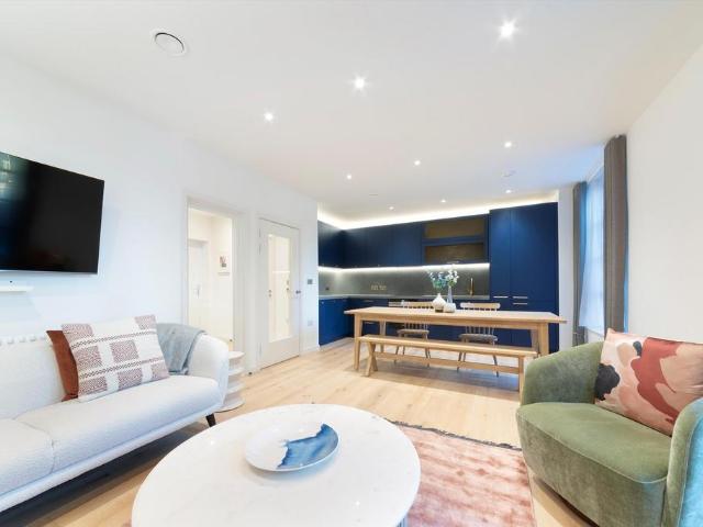Orchard Place, London, E14. 3 bed townhouse to rent £5,950 pcm £1,373 pw