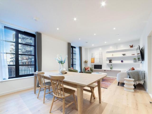 Orchard Place, London, E14. 3 bed townhouse to rent £5,950 pcm £1,373 pw