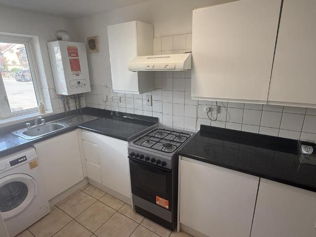 Orchard Road, FELTHAM, TW3 2 bed flat to rent £1,900 pcm £438 pw