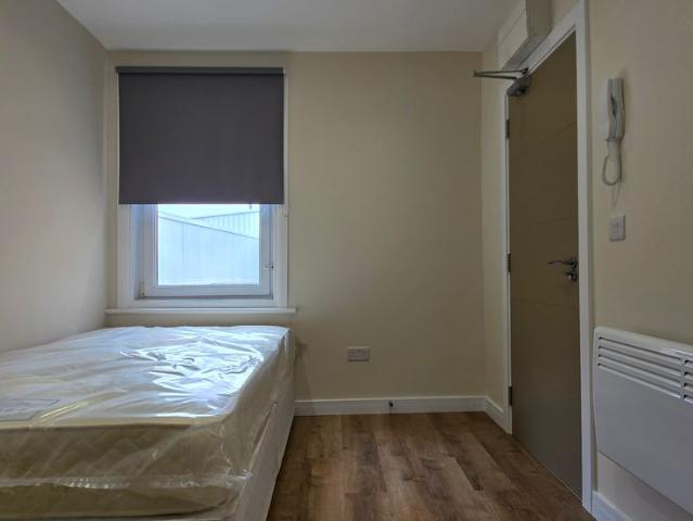 Orchard Road, Sunbury On Thames TW16, Studio to rent, £1,000 pcm | PrimeLocation