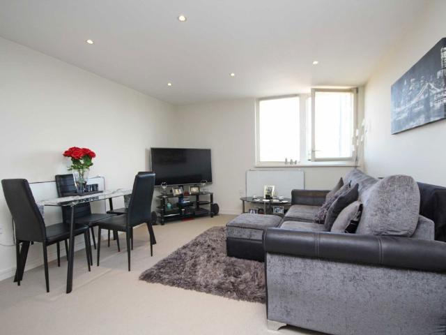 Orchard Road, Richmond TW9, 1 bed flat to rent, £1,900 pcm | PrimeLocation