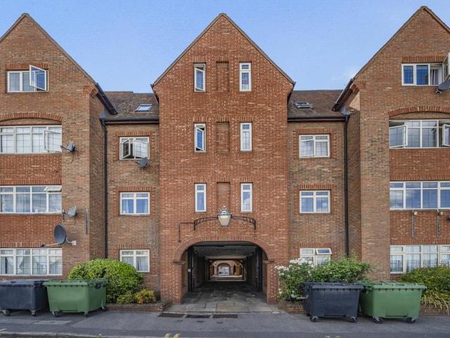 Orchard Street Dartford DA1 2 bed flat to rent £1,700 pcm £392 pw