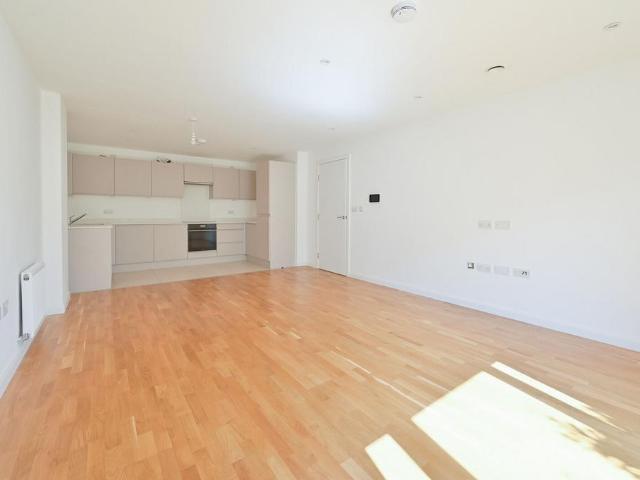 Orchid Court, WD17, Watford, WD17 3 bed flat to rent £2,350 pcm £542 pw
