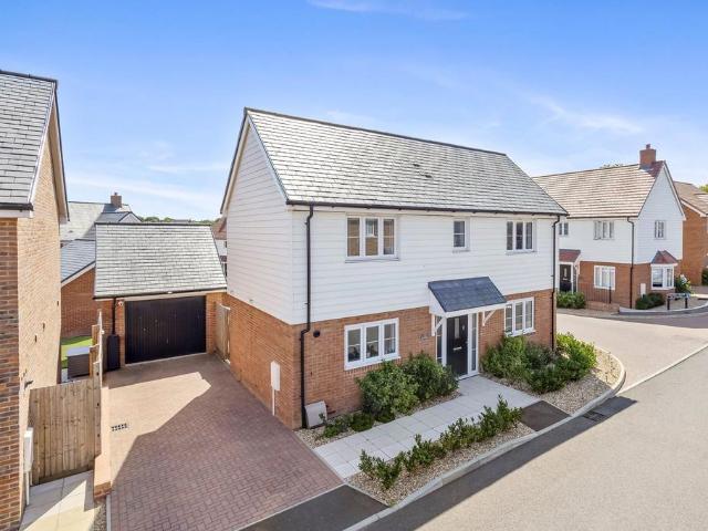 Orchid Grove, Hailsham BN27 4 bed detached house to rent £2,250 pcm £519 pw