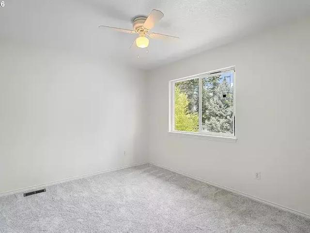 Oregon City room for rent