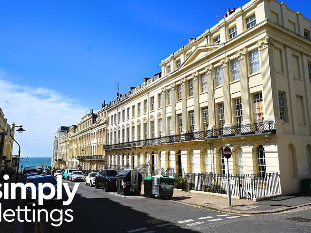 Oriental Place, Brighton 2 bed flat to rent £1,550 pcm £358 pw