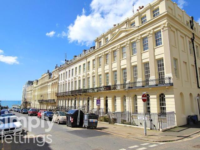 Oriental Place, Brighton 2 bed flat to rent £1,595 pcm £368 pw