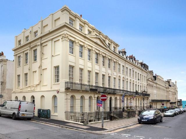Oriental Place, Brighton BN1, 1 bed flat to rent, £1,250 pcm | PrimeLocation