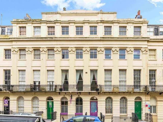Oriental Place, Brighton BN1 2 bed flat to rent £1,550 pcm £358 pw
