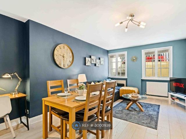 Oriental Place, Brighton BN1, 2 bed flat to rent, £2,200 pcm | PrimeLocation
