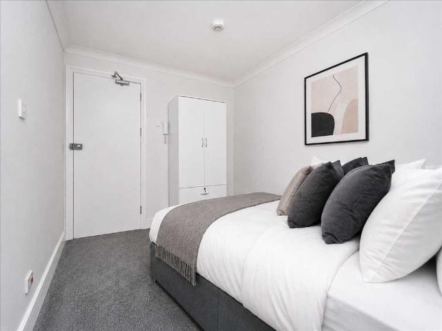 Oriental Place, Brighton Studio to rent £1,150 pcm £265 pw