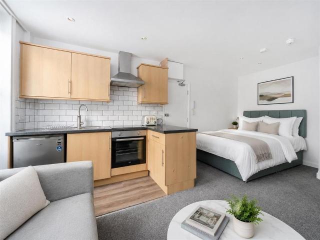 Oriental Place, Flat 1, Brighton Studio to rent £1,000 pcm £231 pw