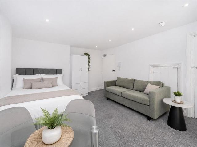 Oriental Place, Flat 2, Brighton Studio to rent £1,150 pcm £265 pw