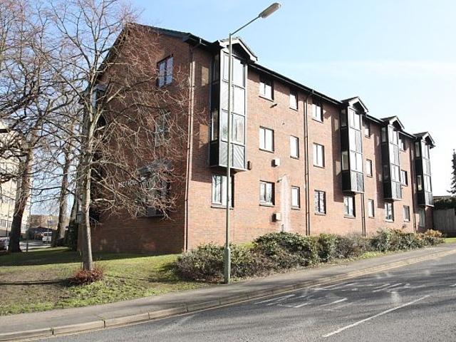 Oriental Road, Woking GU22, 1 bed flat to rent, £1,200 pcm | PrimeLocation