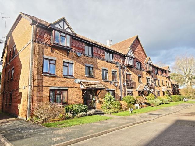 Oriental Road, Woking GU22, 2 bed flat to rent, £1,400 pcm | PrimeLocation