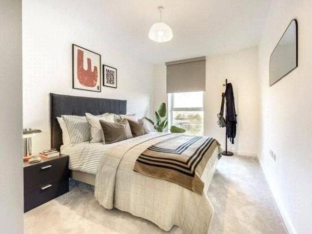 Orion House, Ermine Way, Maidenhead, SL6 2 bed flat to rent £2,180 pcm £503 pw