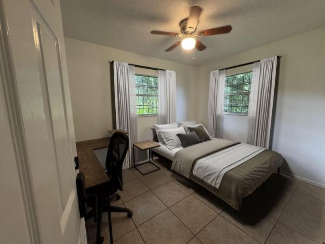 Orlando Furnished Rooms with Desk & Backyard – Nea