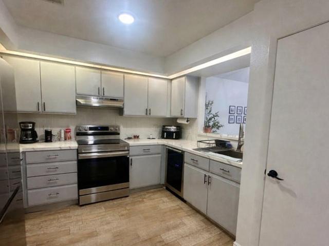 Orlando Home, a 8 minute walk to transit stop Rhod