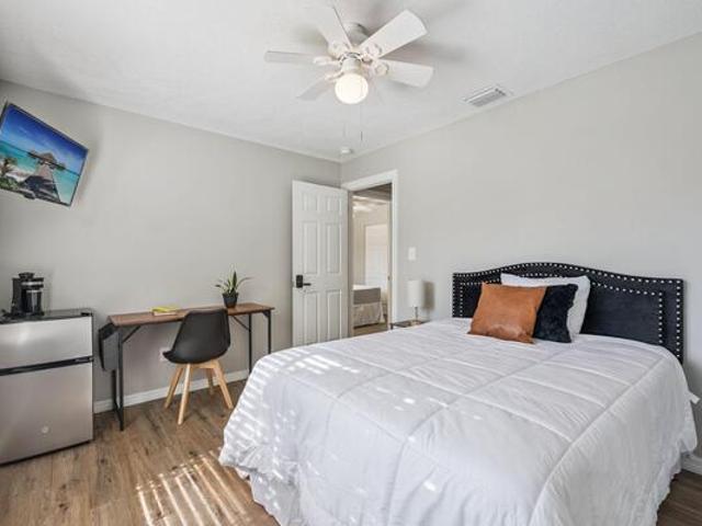 Orlando Home, a 13 minute walk to transit stop Universal Blvd & Breakview Dr