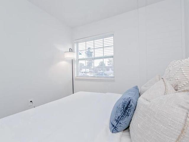 Orlando House minutes from UCF and Waterford Lakes. Newly renovated and includes Washer and Dryer