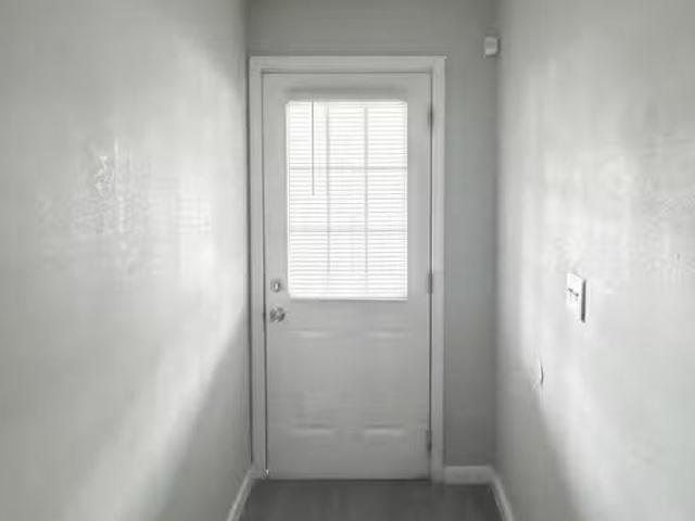 Orlando House with Dining area. Modern & newly renovated id..