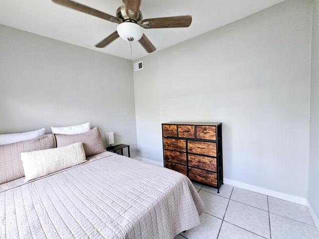 Orlando House with Dining area. Newly renovated & comfortable. Close to public transportation