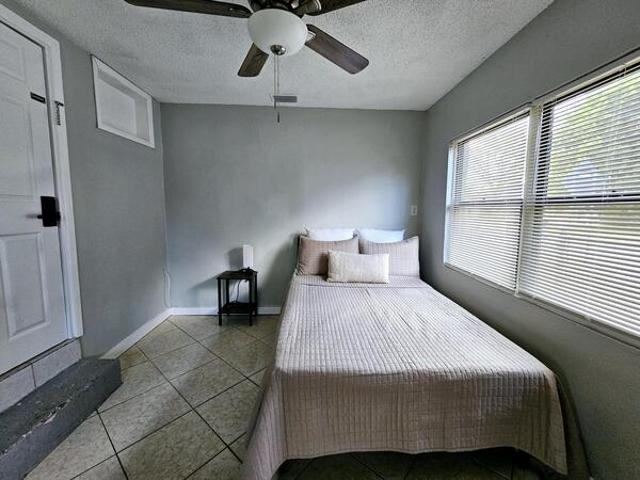 Orlando House with Dining area. Newly renovated & comfortable. Close to public transportation