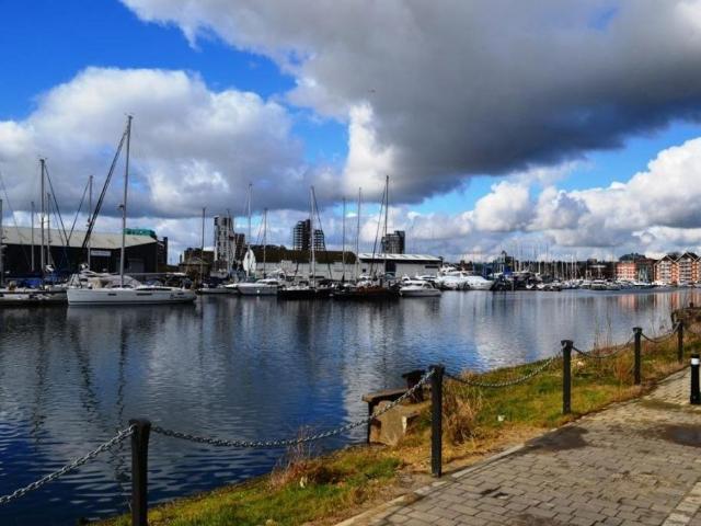Orwell Quay Development 2 bed flat to rent £1,225 pcm £283 pw