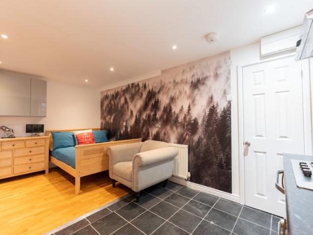 Own garden, studio flat near Science Park