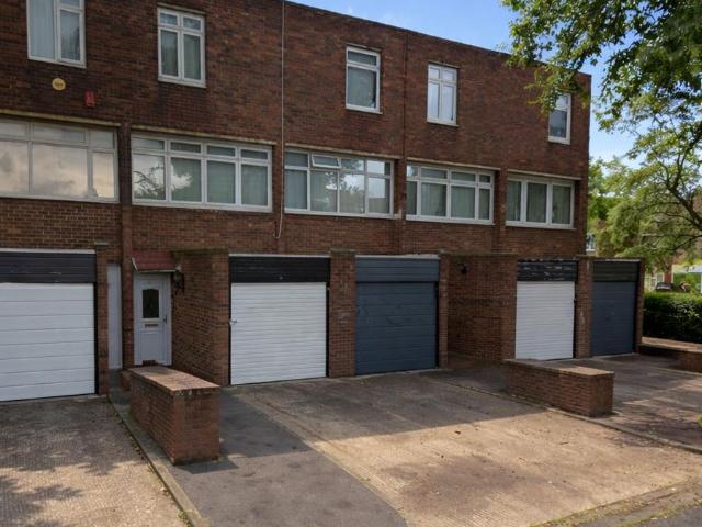 Owen Close, London SE28, 3 bed flat to rent, £2,100 pcm | PrimeLocation