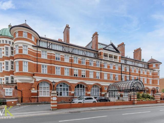 Owls Road, Bournemouth BH5 2 bed flat to rent £1,600 pcm £369 pw