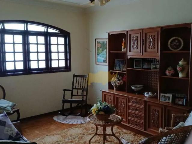 Ótima casa muito bem localizada, com 3 quartos, edícula, área gourmet, garagem