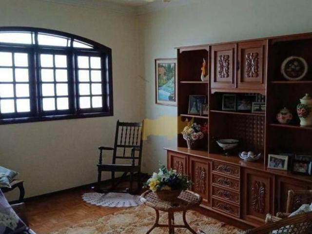 Ótima casa muito bem localizada, com 3 quartos, edícula, área gourmet,garagem