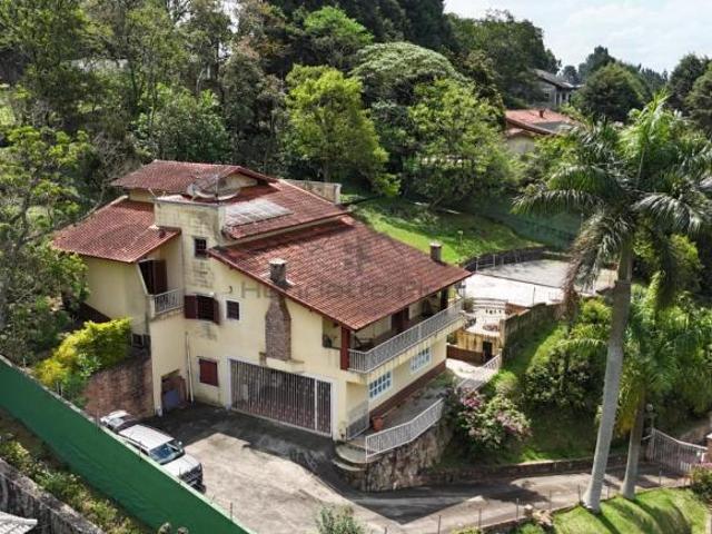 Ótima casa na Serra da Cantareira, com linda vista de vale com 04 quartos sendo