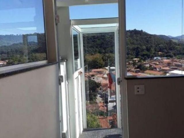 Ótima casa no Centro de São Bento do Sapucaí com elevador panorâmico!