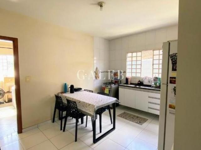 Ótima casa à venda em Atibaia SP, no Jardim das Cerejeiras 03 quartos, 01 suíte, 1 sala, 2 vagas