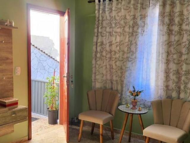 Ótima casa à venda no Jd. Veloso de 2 quartos e área de lazer com churrasqueira