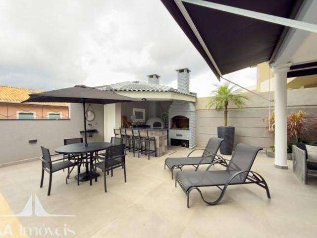 ÓTIMA CASA ALPHAVILLE 4, 3 SUÍTES AMPLAS, ESPAÇOS INTEGRADOS, COMPLETA!