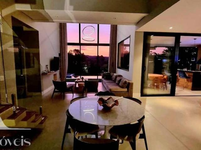 ÓTIMA CASA ALPHAVILLE, 4 SUÍTES, COMPLETA, COM VISTA PERMANENTE!