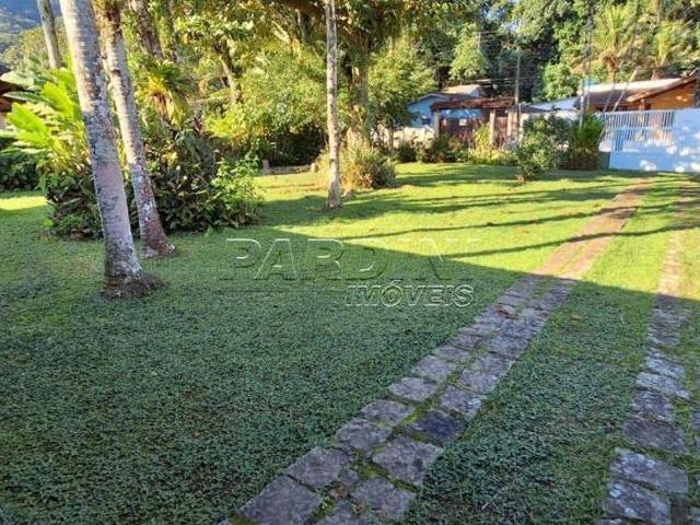 Ótima casa com 4 dormitórios, terreno de 1.100 m2, perto do mar, na praia do Lázaro em Ubatuba!