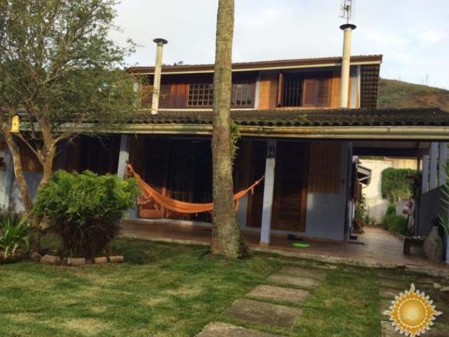 Ótima casa com 4 dorms, sendo 1 suíte, na 1ª quadra da Praia da Enseada !