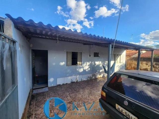ÓTIMA CASA COM 03 QUARTOS, QUINTAL AMPLO, RUA PÚBLICA, GARAGEM P/ 05 CARROS NO BAIRRO IPANEMA