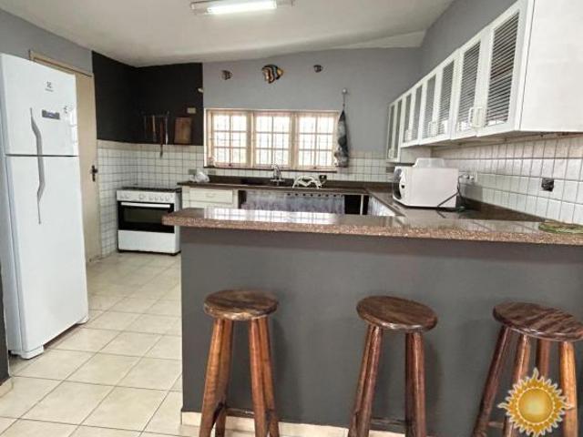 Ótima casa com 07 dorms, sendo 05 suítes, piscina a 300 mts. do Mar !